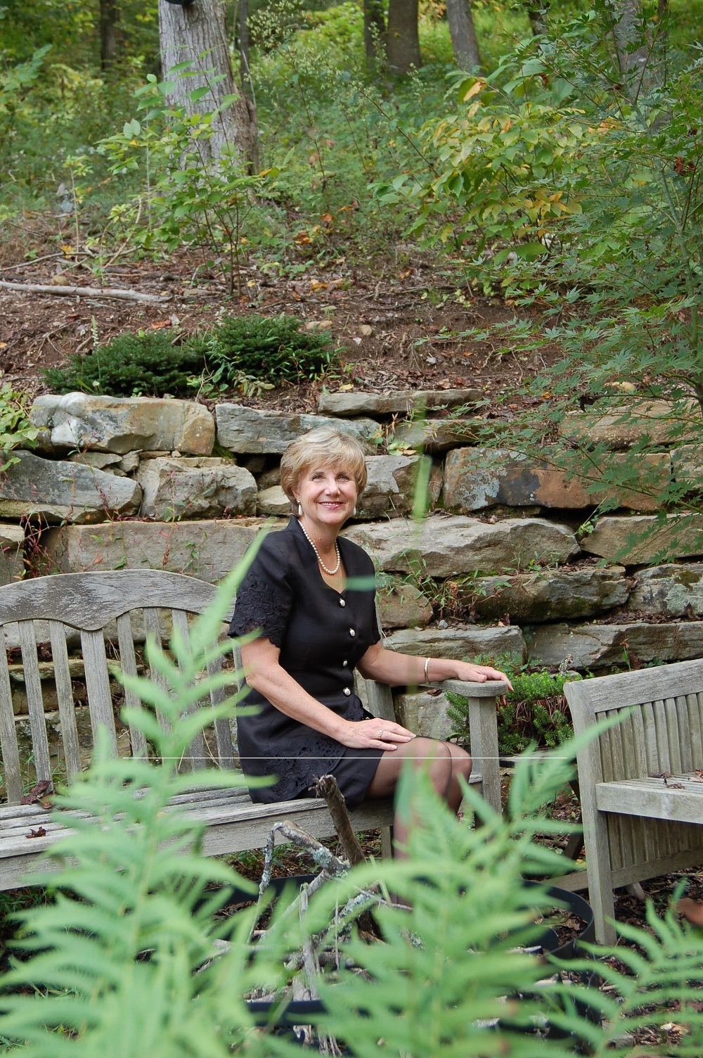 31_Bl sitting bench – Sensitive Introvert Coach